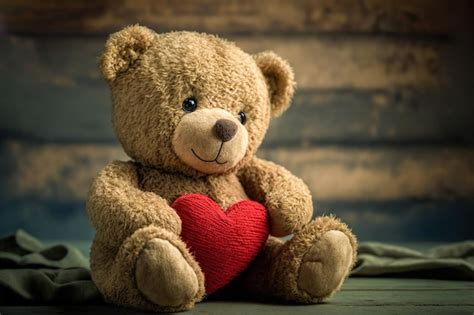 Oso de peluche con corazón rojo sobre fondo de madera vieja concepto