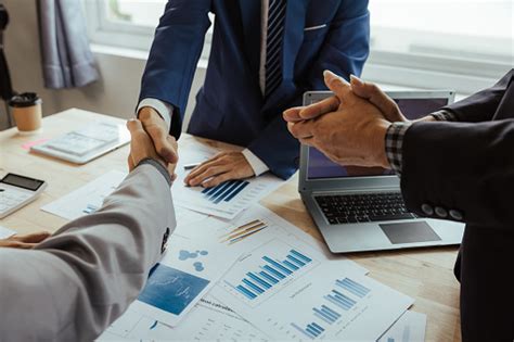 업무에 랩톱 컴퓨터와 태블릿을 사용하여 미래의 새로운 비즈니스 확장을 위한 비즈니스 성장 계획을 분석하기 위해 회의에 참석한 비즈니스 사람들 팀 가상현실에 대한 스톡 사진