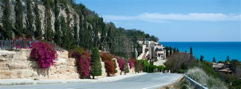 海滩上鲜花盛开的风景如画的村庄全景高清图片下载 正版图片503461353 摄图网