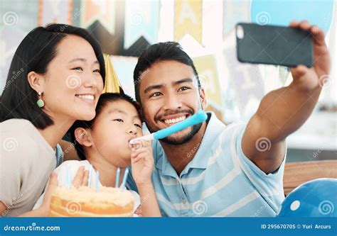 Algo Especial Acontece No Seu Aniversário a Cada Ano Uma Família Feliz