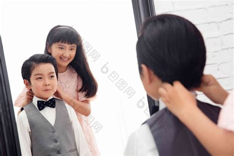 姐姐帮弟弟整理衣服家庭生活氛围拍摄图片 包图网企业站