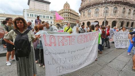 Decine Di Attivisti A Genova Davanti Alla Sede Della Regione Contro Le