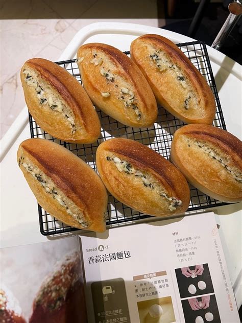 【蒜香越南法棍的做法步骤图，怎么做好吃】嗨皮小狮子下厨房