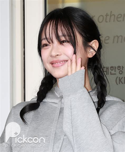 뉴진스 하니 순둥순둥한 미소 지으며 포토 Pickcon