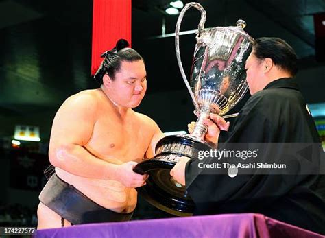 Hakuhō Shō Photos And Premium High Res Pictures Getty Images