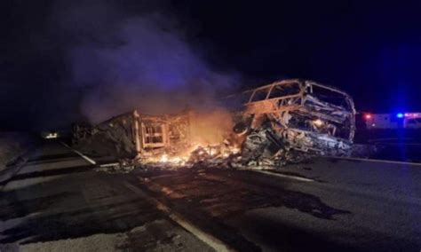 Choque Entre Autobús Y Tráiler Deja Más De 20 Muertos Y 20 Heridos