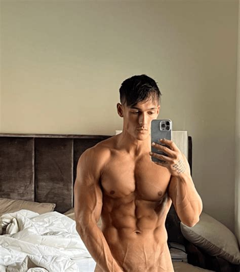 原来推上 Levysecrets 的尺度这么大，果真是大捷豹，性感男神。 Wilgen Van