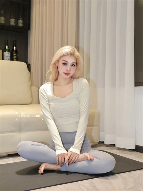 瑜伽女孩的幸福时刻