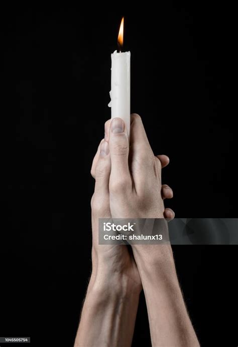 손에 촛불을 들고 촛불 켜져 검정색 배경 고독 따뜻함 어둠 손이 죽음 손 마녀 Cult에 대한 스톡 사진 및 기타 이미지