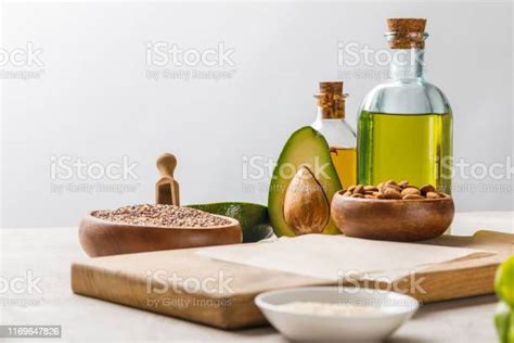 회색 케톤 생성 다이어트 메뉴에 고립 된 기름과 가루 근처 나무 도마에 견과류와 아보카도 0명에 대한 스톡 사진 및 기타 이미지