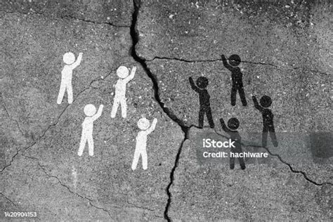 인종 갈등의 그림 인종차별에 대한 스톡 사진 및 기타 이미지 인종차별 편견 충돌 개념 Istock