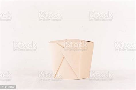 흰색 나무 테이블 근접 촬영 브랜드 정체성 광고에 대 한 음식 모형에 패스트 푸드에 대 한 국수에 대 한 빈 크 래 프 트 종이