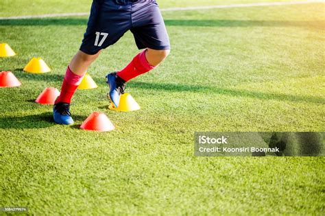 축구 선수 조깅 하 고 콘 마커 축구 훈련에 대 한 녹색 인공 잔디를 사이 이동 Championship에 대한 스톡 사진 및 기타 이미지 Championship 경기