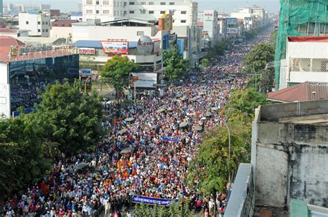 カンボジアの政情が緊迫－弾圧された縫製工場労働者デモ ティミル・ティミル
