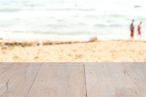 해변과 여름 개념 흐림 사람과 푸른 바다와 하늘 배경에 나무 테이블 상단을 넣거나 디스플레이 제품을 몽타주 수 있습니다 0명에 대한 스톡 사진 및 기타 이미지 Istock