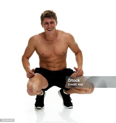 전체 길이 1인 1인 정면 2029세 성인 잘생긴 사람 브라운 헤어 짧은 머리 백인 남성 젊은 남성 달리기 운동 조깅 하얀 배경 앞에서 웅크리고 있는 카메라를 보고 남자에