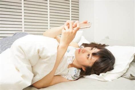 20代女性の95％、健康に悪い「寝る前スマホ」 やめられない人は「子ども向け規制ルール」と「ブルーライトカット」を J Cast ニュース