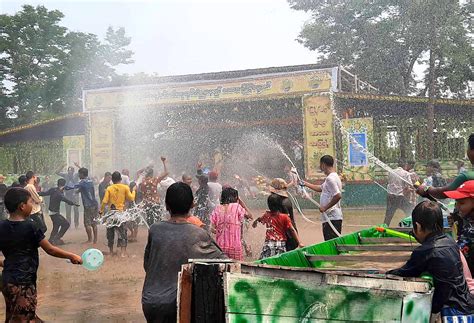 မြန်မာ့ရိုးရာမဟာသင်္ကြန်အတက်နေ့ မိုင်းဆတ်မြို့တွင် အေးချမ်းပျော်ရွှင