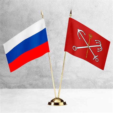 Настольные флаги России и Санкт-Петербурга на пластиковой подставке под ...