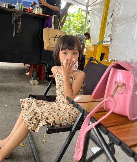 ဒေါ်ဒေါ်ကြီးဆိုင်လာလည်ပြီး လိုအပ်သည်များမှာကြားစားသောက်ပြီးချာချာလည