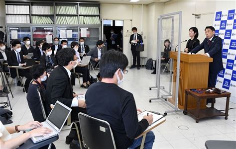 まん延防止等重点措置の適用を政府に要請し、記者会見を開く福岡県の服部誠太郎知事（右端）＝1日午後4時45分ごろ、福岡県庁 福岡知事、経済