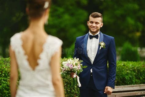 Een Stijlvolle Baard Man Die Een Jonge Vrouw Omarmt En Zoent In Een