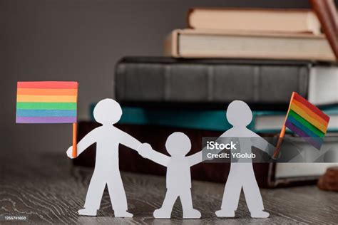 행복한 게이 커플 와 아이 무지개 성소수자 깃발 종이 사람들 체인 동성애자에 대한 스톡 사진 및 기타 이미지 동성애자 책