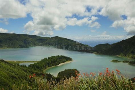 岛高清图片 惊人的景观景观火山口湖在索米格尔岛的亚速尔葡萄牙与花美丽的绿松石水 惊人的景观景观火山口湖在索米格尔岛的亚速尔葡萄牙与花美丽的绿松