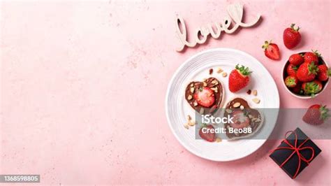 초콜릿 토스트와 딸기와 사랑에 커플을위한 2 발렌타인 데이 음식을 위한 아침 식사 딸기에 대한 스톡 사진 및 기타 이미지