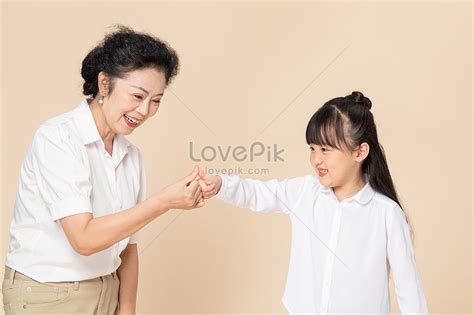 할머니와 손녀가 함께 놀다 사진 무료 다운로드 Lovepik