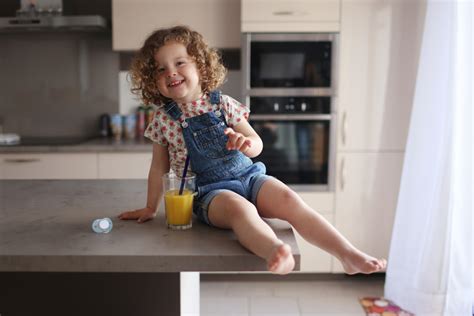 Не капризничает а развивается 5 причин почему дети плохо себя ведут Счастливые родители