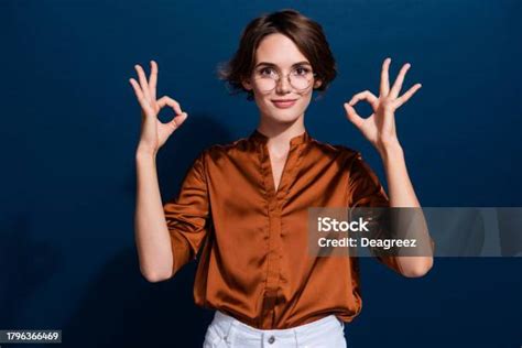 사랑 스럽다 귀여운 아가씨 옷 멋쟁이 옷 설명 Okey 기호 좋은 피드백 진한 파란색 색상 배경에 고립 된 25 29세에 대한 스톡 사진 및 기타 이미지 Istock