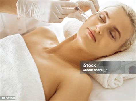 미용사 의사 손 은 주사기와 여성의 얼굴에 미용 절차를하고 성형 의학 및 수술 미용 주사 개념 2명에 대한 스톡 사진 및 기타