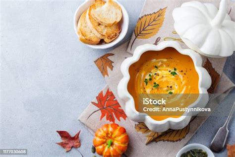 회색 돌 배경에 그릇에 호박 수프 공간을 복사합니다 맨 위 보기 스쿼시 수프에 대한 스톡 사진 및 기타 이미지 스쿼시 수프