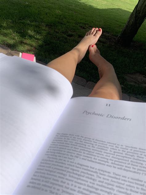 Someone Come Rub My Feet While I Read 🤓 Rverifiedfeet
