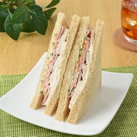 全粒粉サンド サラダチキンとハムのサンド【ファミリーマート】たんぱく質もしっかり摂れます いぬきちのコンビニ飯