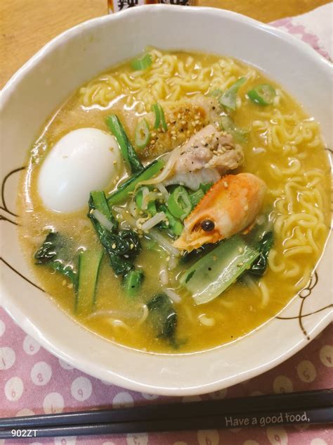 ひろスケ On Twitter インスタントラーメン味噌を海老や鶏肉卵ほうれん草入れて本気のラーメン作ってみたらマジで美味かった👏😋👍 🍜