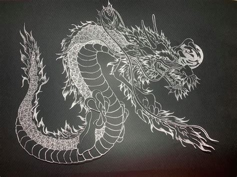 切り絵作家 九 金銀で龍を作成しました。🐉 金色の龍はアーティスト名の九になっております。 神山