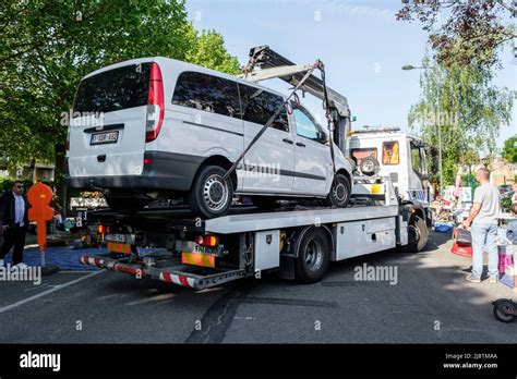 Remorquage D Une Voiture Et D Une Fourgonnette En Raison D Un Mauvais