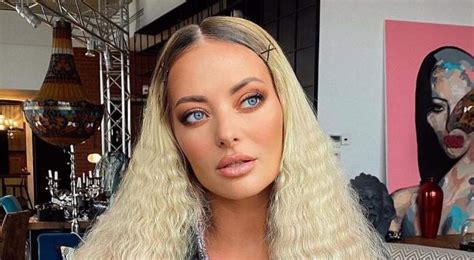 Cum Arată Delia în Costum De Baie La 39 De Ani Artista și a Surprins
