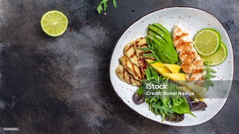 구운 닭고기 할로미 아보카도 녹색 로켓 샐러드 라임 참깨 씨앗을 곁들인 건강한 부처님 그릇 점심 식사 배너 텍스트 메뉴 레시피 장소 상단 보기 건강한 생활방식에 대한 스톡