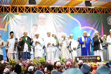 Akademisi Bersama Ulama Lantunkan Dzikir Dan Doa Dalam Unmer Bersholawat