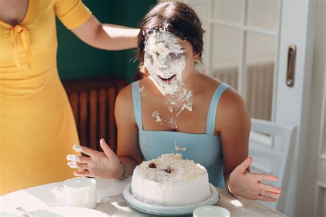 В Дзержинске школьницы измазали учительницу тортом и обматерили Радио 1