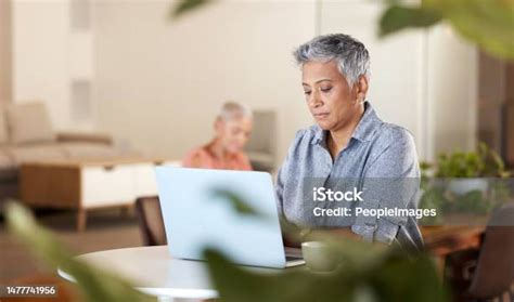 사무실 커피 성숙한 여성은 창의적인 스타트업 비즈니스를 위한 노트북 타이핑 아이디어를 가지고 있거나 책상에서 보고합니다 선임