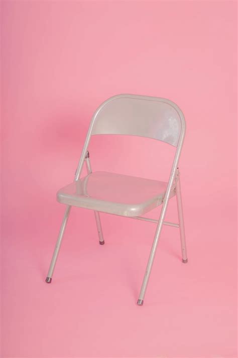 백색 금속 접히는 의자 사진 Unsplash의 무료 의자 이미지