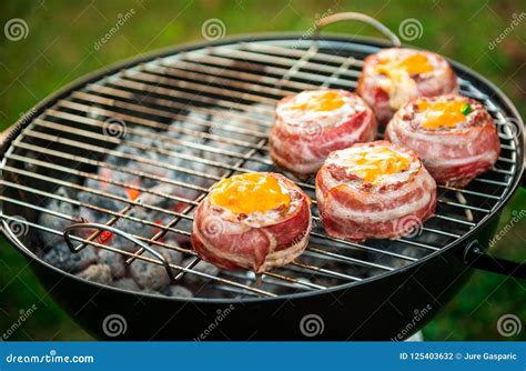 Nach Hause Gemachte Bier Dosen Speck Burger Auf Grill Machend Grillen