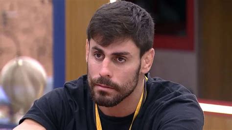 Ex BBB Cara de Sapato é detonado após postar foto polêmica namorada