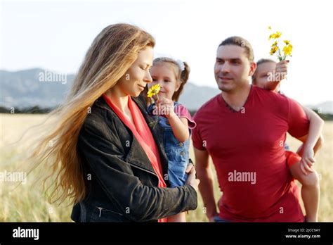 Un Pere Une Mere Et Deux Filles Banque De Photographies Et Dimages Haute R Solution Alamy
