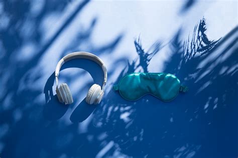 잎 그림자와 파란색 배경에 수면 마스크와 헤드폰 복사 공간을 복사합니다 수면을 위한 편안한 음악 잠자기에 대한 스톡 사진 및 기타 이미지 Istock