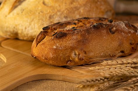 나무 판자에 갓 구운 덩어리 호밀 밀 빵 전통적인 공예 빵 개념입니다 0명에 대한 스톡 사진 및 기타 이미지 0명 갈색 개체 그룹 Istock